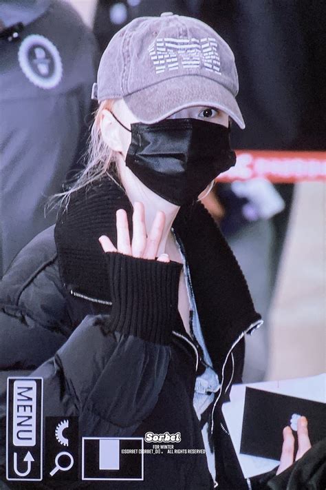 더쿠 금발에서 천천히 색을 입히는 중인 듯한 에스파 윈터 일본 출국 사진