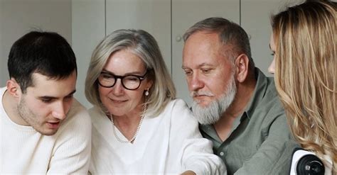 실내 가족 기념일 기쁨 남자 놀다 따뜻한 딸 라이프스타일 리본 미소 보고 있는 보여주다 부모 사람 사랑 사진 상호 작용 생일 선물