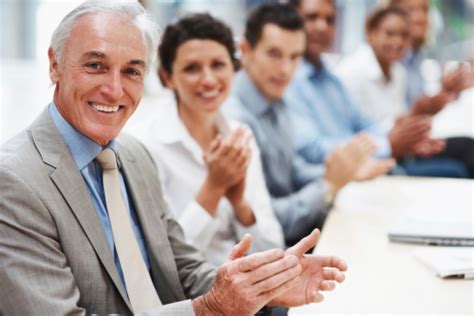 비즈니스 직원관리 박수갈채 및 웃는 프레젠테이션의 객실 25 29세에 대한 스톡 사진 및 기타 이미지 25 29세 50 54세 교육 강좌 Istock