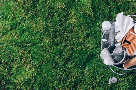 숲에서 피크닉 후 녹색 이끼 배경에 쓰레기통에 식품 플라스틱 포장 맨 위 보기입니다 플라스틱 을 재활용합니다 환경 오염 생태 개념 쓰레기 재사용 재활용 플라스틱 무료 개념에