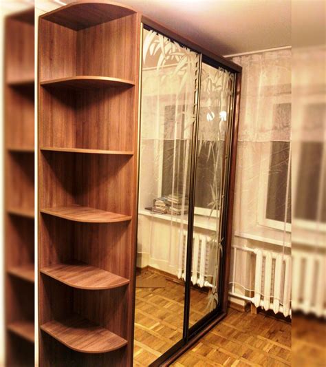 Угловой шкаф с зеркалом и полками 91 фото