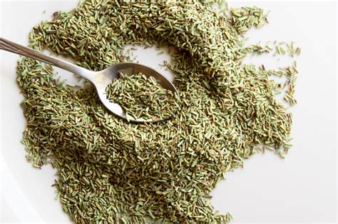 숟가락에 로즈마리를 건조 접시에 숟가락으로 로즈마리조미징 숟가락에 녹색 맛 의 시료 가루로 빻은에 대한 스톡 사진 및 기타 이미지 가루로 빻은 건강관리와 의술 건강한