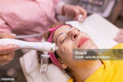 미용사의 리셉션에서 아름 다운 젊은 여자 초음파 얼굴 청소 클로즈업 측면도 현대 미용실의 미용 시술 스톡 사진 2명에 대한 스톡 사진 및 기타 이미지 Istock