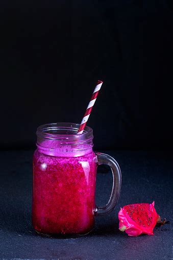 드래곤 과일 바나나 망고 파파야 검은 배경에 유리 머그잔에에서 신선한 수호신 건강 한 식 생활의 개념 0명에 대한 스톡 사진 및 기타 이미지 Istock