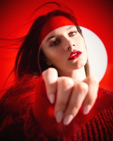 Çıplak Miray Daner Bikinili Külotsuz Sıcak Resimler