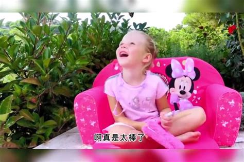 外国小女孩和获得了一个神奇的画盘，发生了什么事情呢