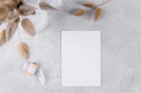 흰색 리본이있는 회색 돌 테이블 배경에 빈 카드 모형 웨딩 문구 초대장 3 5x5 결혼식에 대한 스톡 사진 및 기타 이미지 결혼식 인사장 하이 앵글 Istock