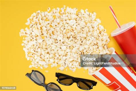 3d 안경 빨간 일회용 컵 팝콘 노란색에 고립 밀 짚 및 전복 줄무늬 양동이의 상위 뷰 0명에 대한 스톡 사진 및 기타 이미지 0명 3d 안경 거꾸로 Istock