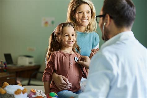 소아과 의사에서 어머니와 진료 약속을 잡는 행복한 소녀 가족에 대한 스톡 사진 및 기타 이미지 가족 건강 진단 건강관리와 의술 Istock
