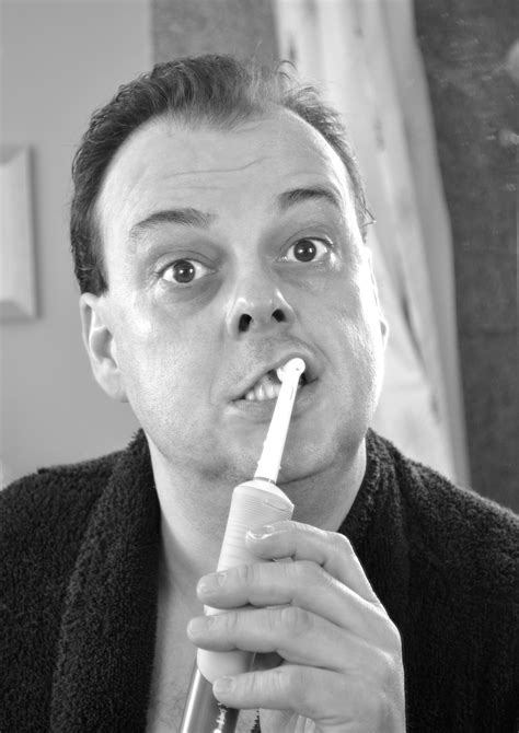 무료 이미지 손 남자 사람 검정색과 흰색 화이트 사진술 브러시 남성 초상화 깨끗한 케어 검은 단색화 표정 미소 입 치과 의사 얼굴 기분