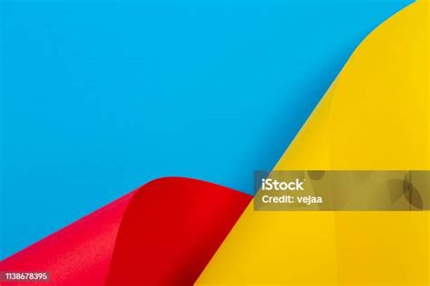 추상 화려한 배경입니다 기하학적 인 모양에 있는 노란 빨간 파란 색깔 종이 3차원 형태에 대한 스톡 사진 및 기타 이미지 3차원 형태 곡선 공란 Istock