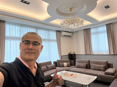 王文隆 王文隆 Added A New Photo