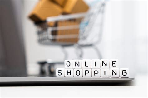 노트북에 놓인 큐브와 판지 상자가 있는 장난감 쇼핑 카트에 대한 온라인 쇼핑 단어 0명에 대한 스톡 사진 및 기타 이미지 0명 검색 구매 Istock