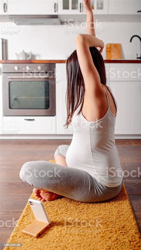 오렌지 피트 니스 매트에 운동을 하 고 임신 부엌에서 집에서 실용적인 요가 흰색 헤드폰으로 임신 90세 이상에 대한 스톡 사진 및 기타 이미지 Istock
