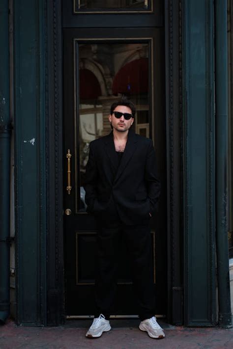 남자 도시의 수직 쐈어 앉아 있는 의자 인도교 파란 옷 패션 사진에 관한 무료 스톡 사진