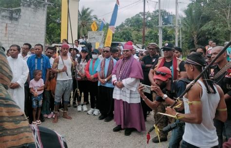 Umat Stasi Arui Bab Penuh Suka Cita Menyambut Mgr Seno Ngutra Media