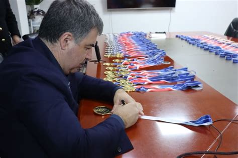 Нобелийн шагналт физикч Азийн олимпиадын медалийн бүчин дээр гарын