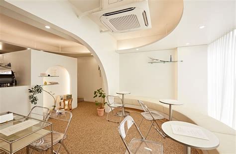 곡선으로 포인트를 준 18평 예쁜카페인테리어 비용 커피숍 디자인 작은 카페 디자인 카페 인테리어