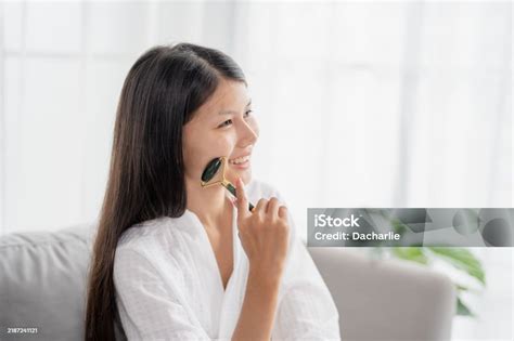 매일 아름다움 루틴 아시아 여성 자기 관리 괄사 얼굴 마사지 전통 의학 Gua Sha 석영 돌 화장품 자연 트렌드 20 24세에 대한 스톡 사진 및 기타 이미지 Istock