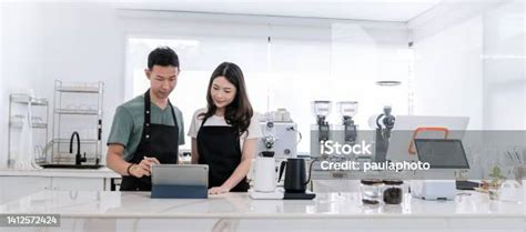 스타트업 성공적인 중소기업 소유자 Sme 소년 소녀는 커피 숍 레스토랑에서 태블릿스탠드 아시아 황갈색 남자 여성 바리스타 카페 소유자의 초상화 중소기업 창업가 영업사 사업