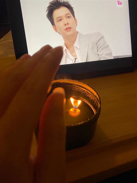 Người ta đốt nến cho thơm phòng Tui đốt nến hơ tay cho ấm giữa trời đông lạnh giá