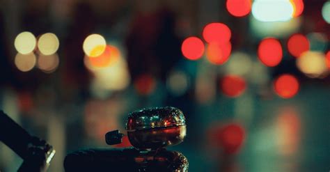 집 밖의 가로등 거리 장면 고요한 교통 금속 다채로운 도로 도시 도시 풍경 도시의 모바일 바탕화면 물방울 바퀴 바퀴살 반사 반짝반짝 빛나는