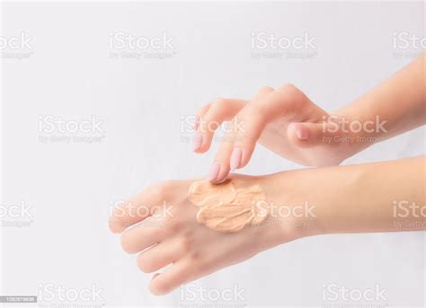 흰색 배경에 파운데이션 텍스처가 있는 여성 손 복사 공간 파운데이션에 대한 스톡 사진 및 기타 이미지 파운데이션 액체