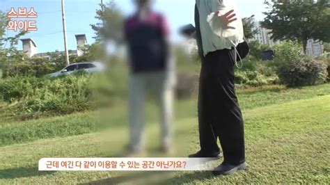 공원에서 골프치는 사람들 스포츠 엠봉