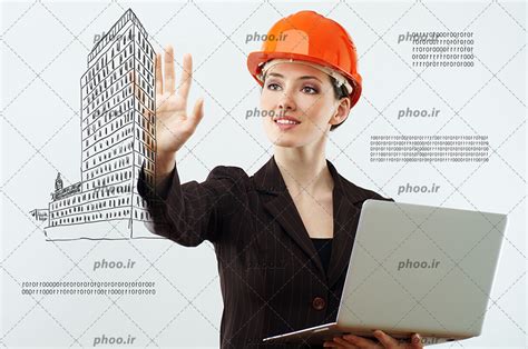 عکس با کیفیت مهندس ساختمان با کلاه ایمنی نارنجی و لپ تاپ به دست در حال