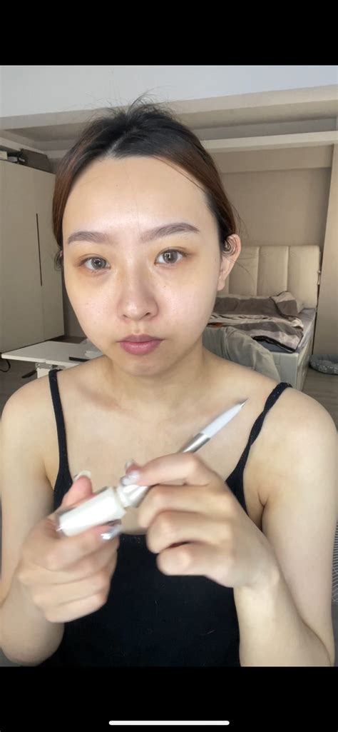 忘記說我是有矯色遮黑眼圈才能用這個氣墊的🤣 本身臉部很黃毛孔很明顯暗沈重度黑眼圈淚溝！！ 附上一張剛要化妝的照片
