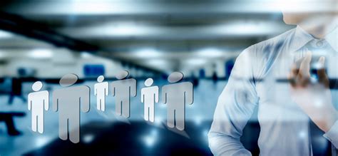 젊은 사업가는 기회와 고용의 바닥 개념에 몇 가지 인간의 모양 아이콘사무실의 흐릿한 배경으로 자신의 검은 색 넥타이를 조정 금융에 대한 스톡 사진 및 기타 이미지 Istock