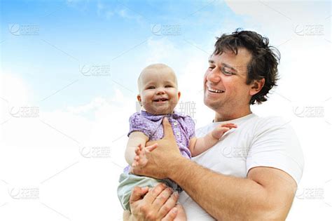 快乐的父亲和婴儿在农村的田野