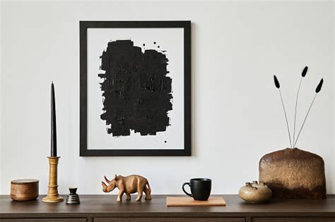 모의 포스터 프레임 갈색 나무 컴모드 촛대 및 작은 집 장식이있는 세련된 거실 인테리어 구성 흰색 벽 공간을 복사합니다 템플렛 N 액자에 대한 스톡 사진 및 기타 이미지