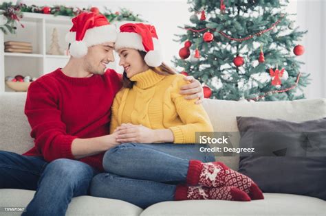 너는 내 세상이야 두 낭만적 인 사람들의 초상화 배우자 포옹 느낌 로맨스 는 크리스마스 시간 새해 휴가 착용 산타 클로스 모자 와 함께 집에서 Divan에 앉아 12월에