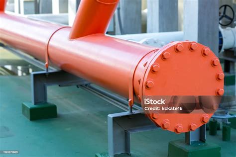 빈 플랜지가 종료 되는 금속 파이프 물 강철 플랜지 관이 음 쇠 블라인드 플랜지는 파이프 지지대가 있는 파이프 시스템의 끝에