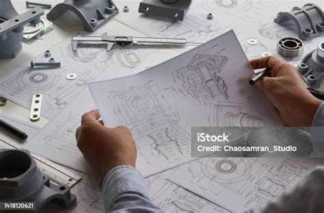 기계 도면을 설계하는 엔지니어 기술자â 부품 엔지니어링 엔진 제조 공장 산업 산업 작업 프로젝트 청사진 측정 베어링 캘리퍼 도구 개발에 대한 스톡 사진 및 기타 이미지