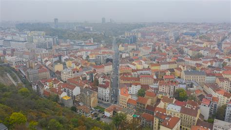 프라하의 붉은 지붕과 역사적인 구시 가지의 12 개의 첨탑 프라하 안개가 자욱하고 안개가 낀 날 프라하의 도시 경관 붉은 옥상 첨탑과 배경의 오래된 도시 프라하 프라하 체코