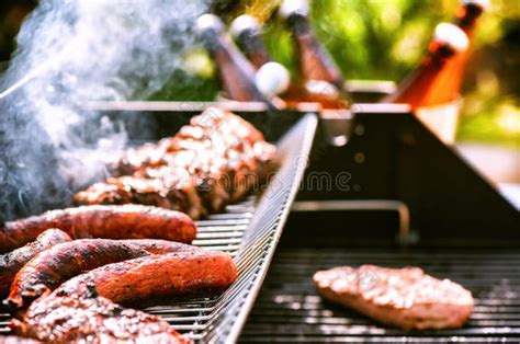 肉烹饪术向烤架烧烤为夏户外的社交聚会食物图片 包图网企业站