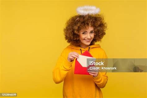 사랑의 메시지 봉투에 편지를 들고 세인트 님버스와 행복 곱슬 머리 천사 여자의 초상화 곱슬 머리에 대한 스톡 사진 및 기타 이미지 곱슬 머리 노란색 배경 데이트