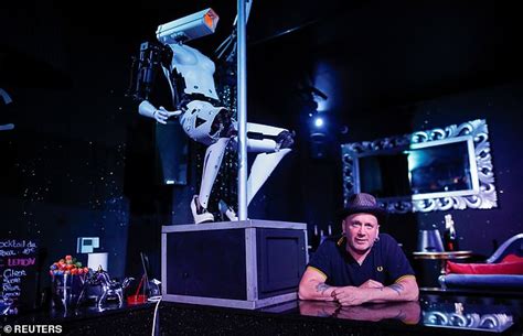 ប្លែកមែន បារមួយនៅបារាំងប្រើមនុស្សយន្តឈររាំស្រើបស្រាលតោងបង្គោលជំនួសមនុស្សស្រីវិញ Khmernote