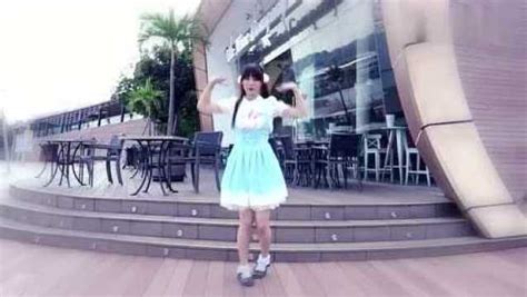 การเต้นของสาวสวย การกระทำที่น่ารัก การเต้นรำที่ยอดเยี่ยม ความรักเป็นอย่างยิ่ง ชมวิดีโอ