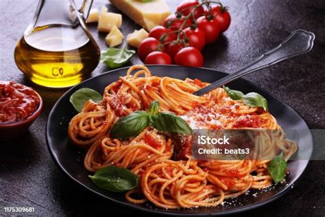 맛있는 스파게티 볼로냐 또는 볼로네즈 접시에 파마산으로 장식된 짭짤한 다진 쇠고기와 토마토 소스 0명에 대한 스톡 사진 및 기타 이미지 Istock