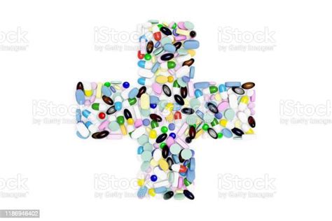 흰색 배경에 고립 된 교차 모양으로 배열 된 3d 렌더링 된 약물 또는 약 알 약의 그룹을 닫습니다 0명에 대한 스톡 사진 및