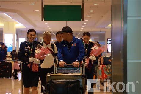 ФОТО Боксын ДАШТ д мөнгө хүрэл медалийн амжилт гаргасан бүсгүйчүүд эх орондоо ирсэн агшин