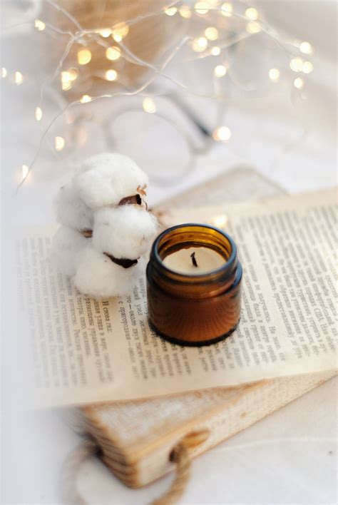 흰 종이에 갈색 유리 항아리 사진 Unsplash의 무료 갈색 이미지