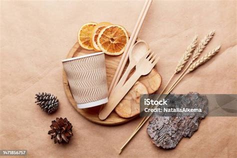 자연스럽고 친환경적이며 심미적 인 플랫 레이 나무와 종이 칼 나무 껍질 자갈 지속 가능하고 폐기물 제로이며 구겨진 종이에