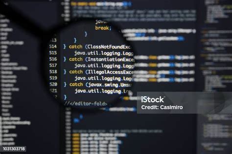 실제 자바 코드 개발 화면입니다 프로그래밍 워크플로 추상 알고리즘 개념입니다 돋보기 렌즈 아래 보이는 자바 코드의 라인입니다 Java 프로그래밍 언어에 대한 스톡 사진 및