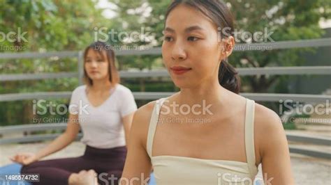 젊은 아시아 요가 교사와 초보자 여성의 건강한 라이프 스타일 연습 도시 공원에서 야외에서 요가를 근접 촬영 건강한 생활 습관과 운동 2명에 대한 스톡 사진 및 기타 이미지