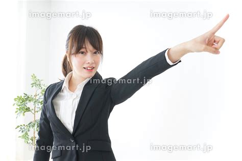 指をさすビジネスウーマンの写真素材 113921776 イメージマート