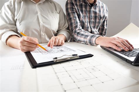 청사진 부동산 프로젝트에서 작업 하는 건축가 직장건축 프로젝트 청사진 눈금자 계산기 노트북 및 분배기 나침반 건축가 건축 개념입니다 공학 도구입니다 가까운에 대한 스톡 사진